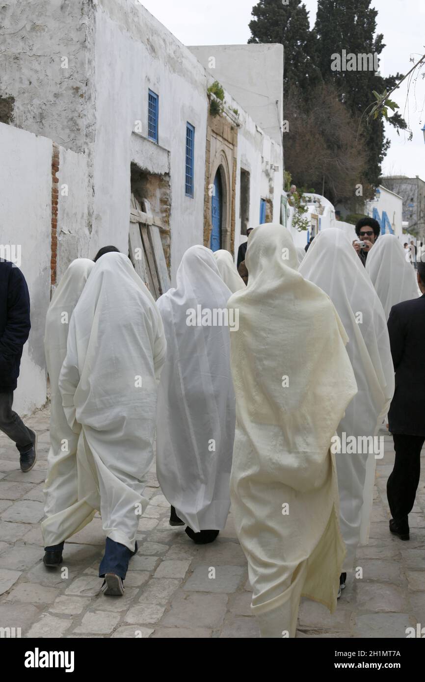 Tunisian Muslim Women in traditional Tunisia clothes in the Old Town of ...