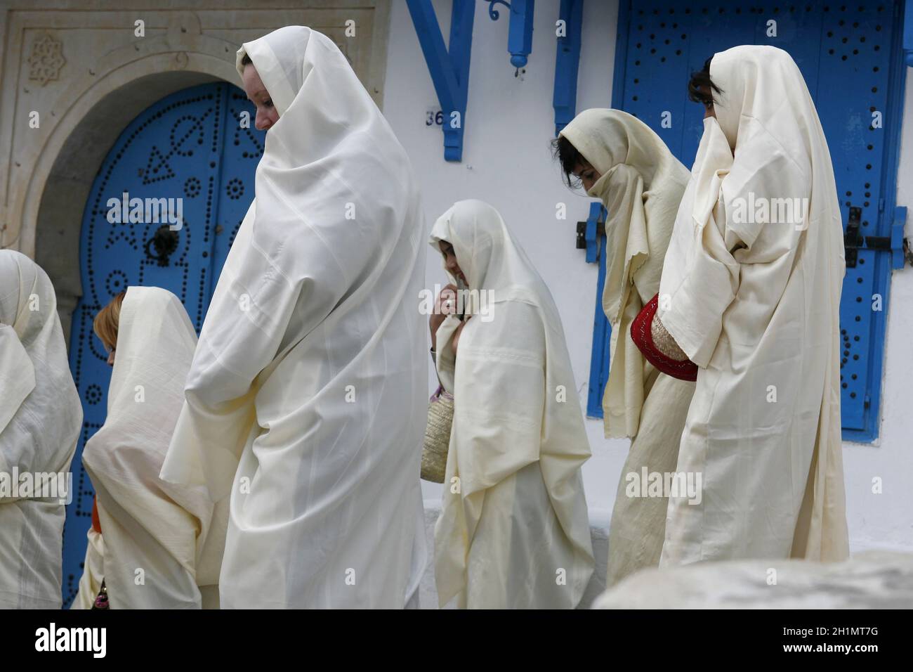 Tunisian Muslim Women in traditional Tunisia clothes in the Old Town of ...