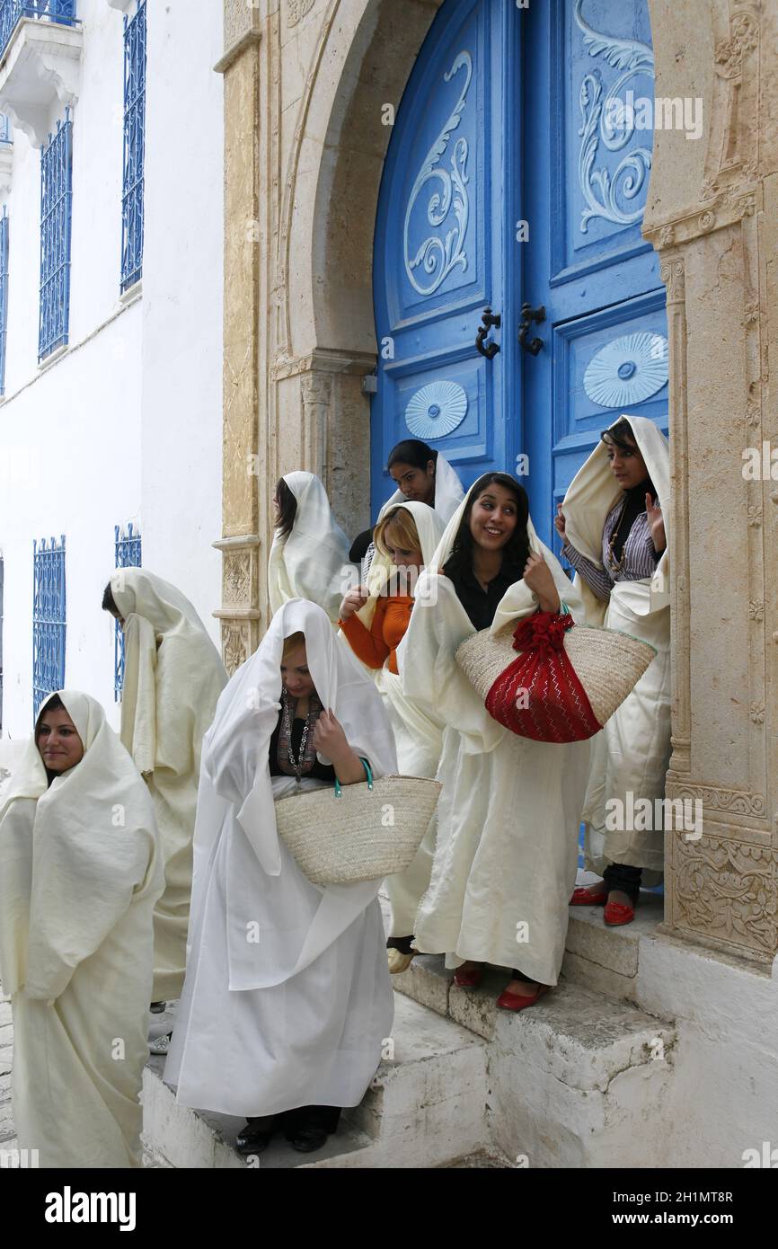 Tunisian Muslim Women in traditional Tunisia clothes in the Old Town of ...
