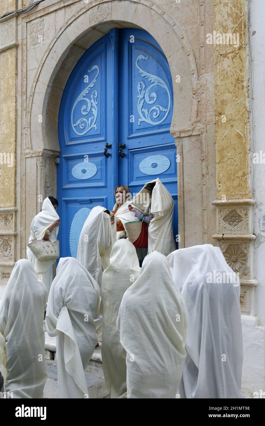 Tunisian Muslim Women in traditional Tunisia clothes in the Old Town of ...