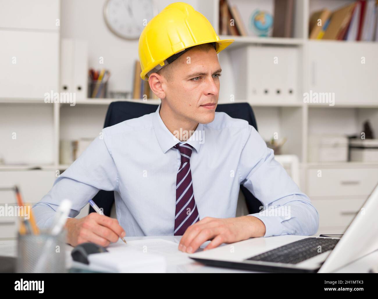 Portrait of american architect in yellow hard-hat Stock Photo - Alamy