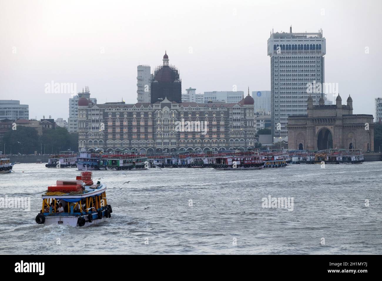 Taj Mahal hotel and tourist boats in water of Arabian Sea in Mumbai, India Stock Photo - Alamy