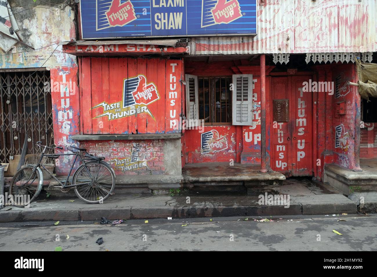 Colorful Indian house. Bright red building in Kolkata, India Stock ...