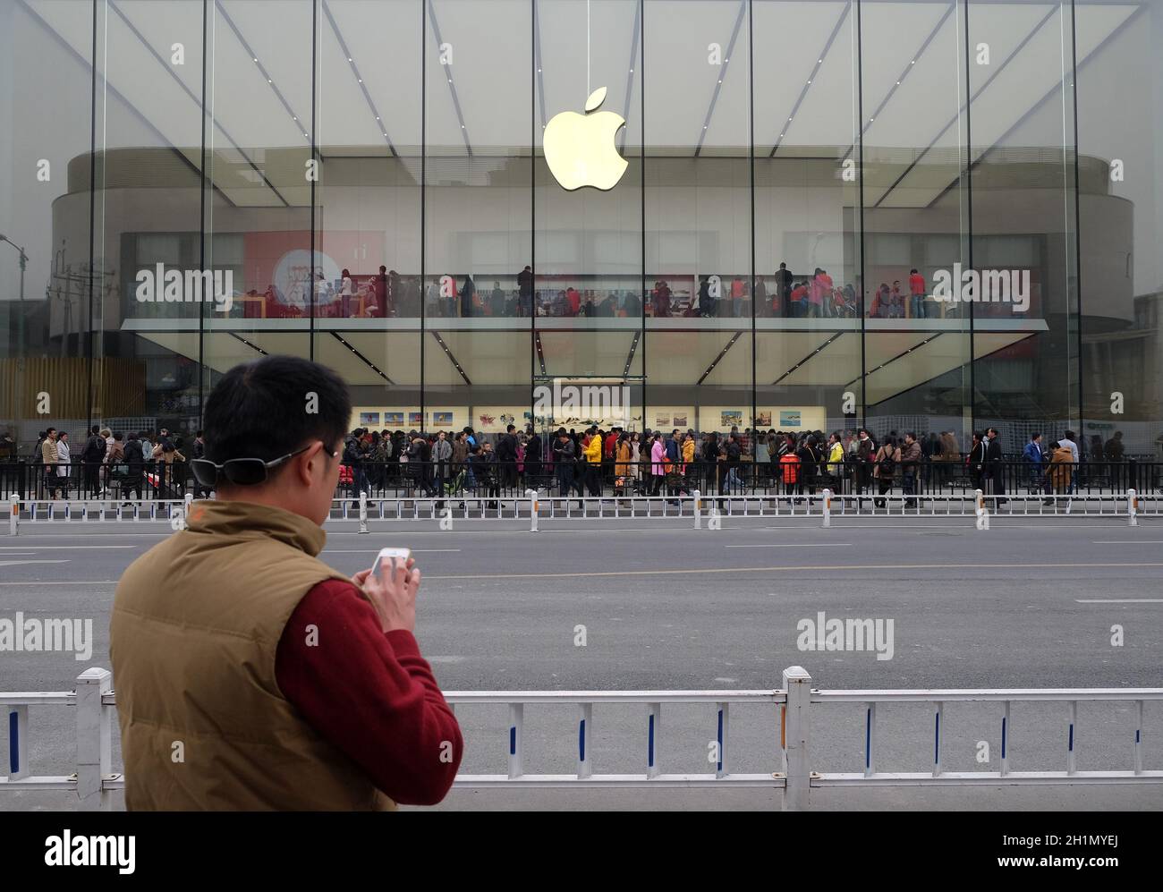 Apple china people flag hi-res stock photography and images - Alamy