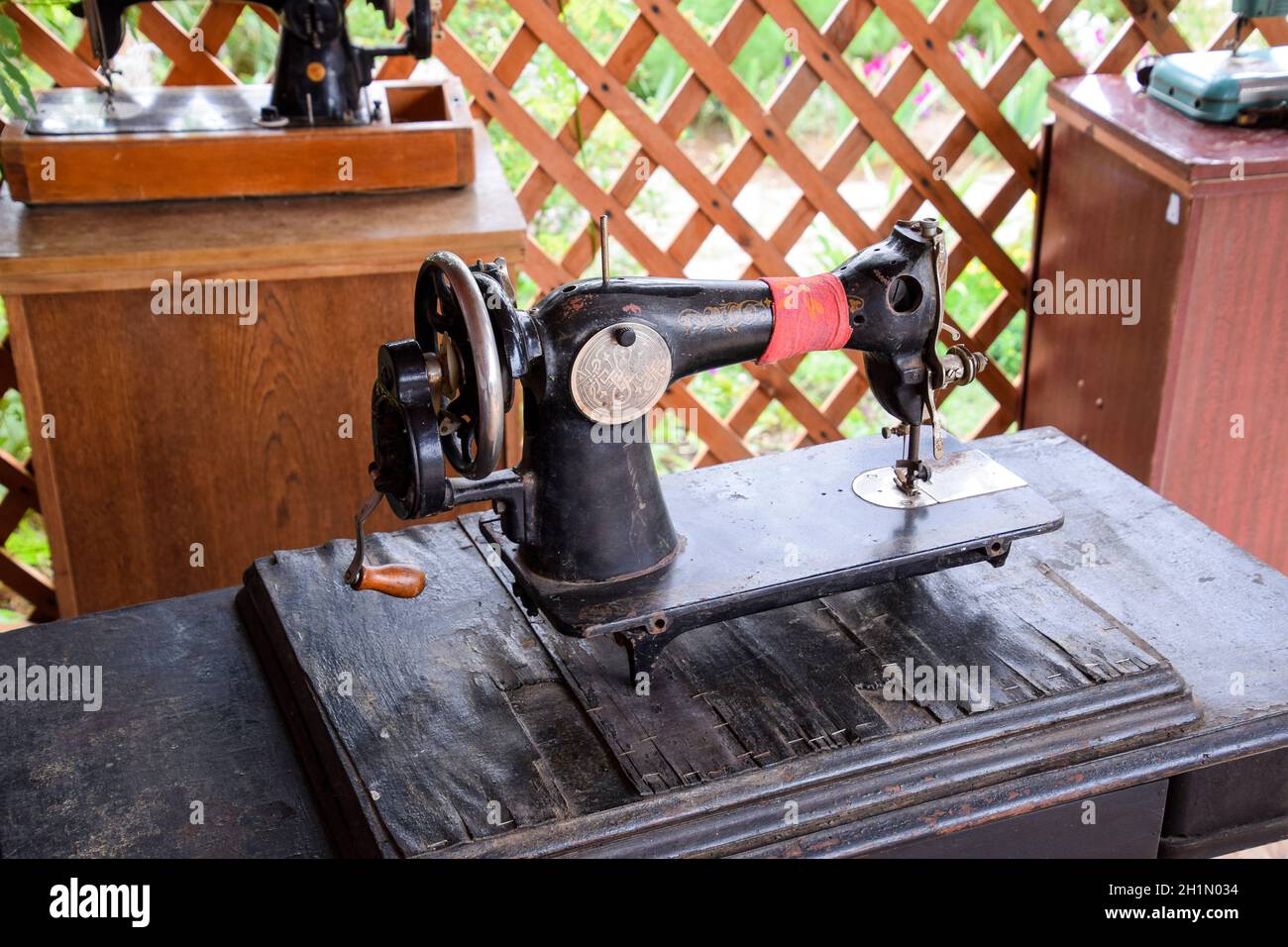 Manual sewing machine hi-res stock photography and images - Alamy