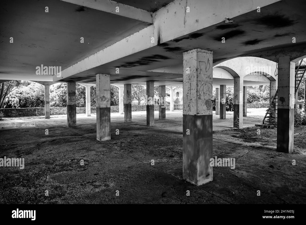 Rusty metal columns hi-res stock photography and images - Alamy