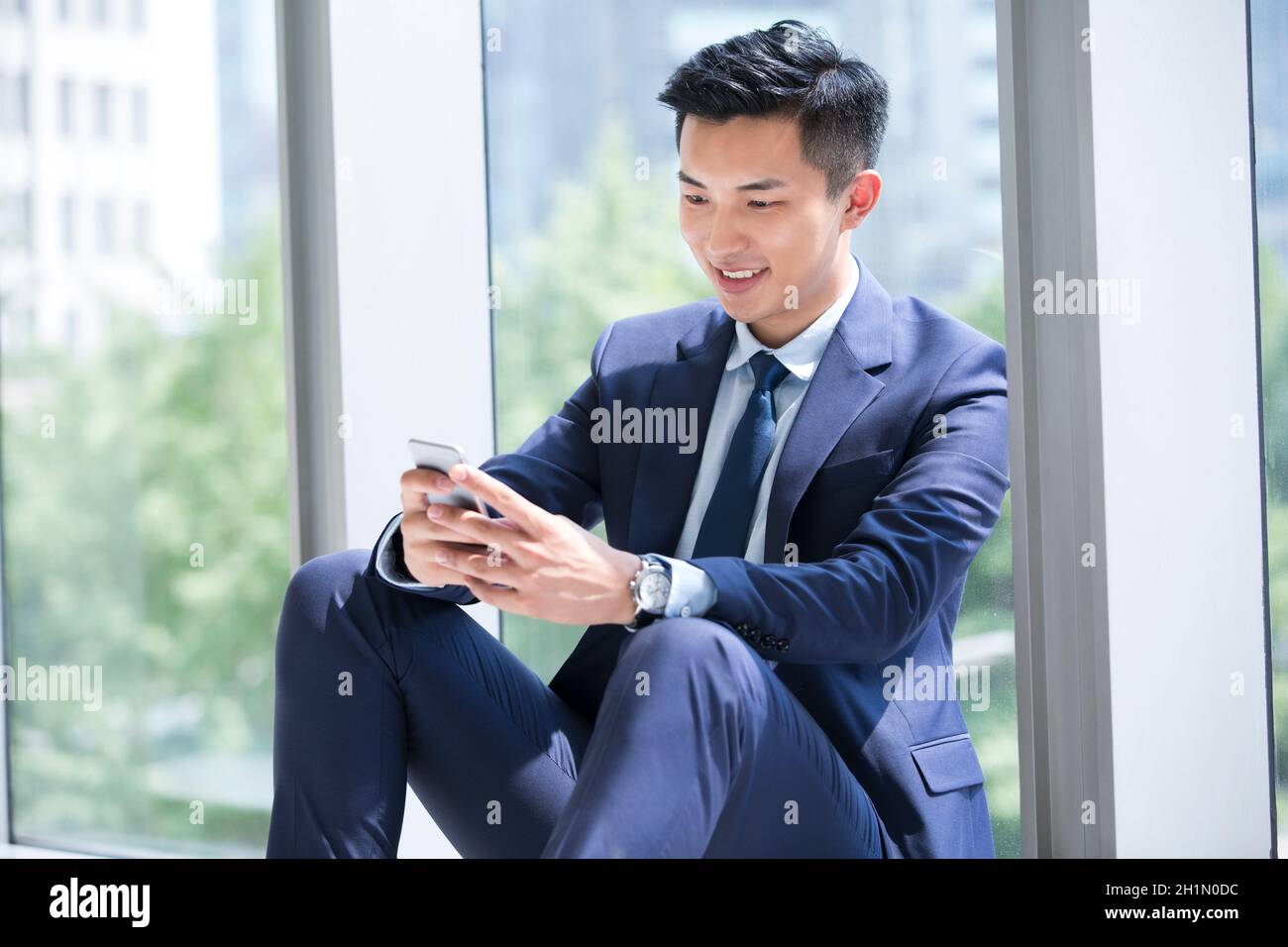 Staring at phone hi-res stock photography and images - Alamy