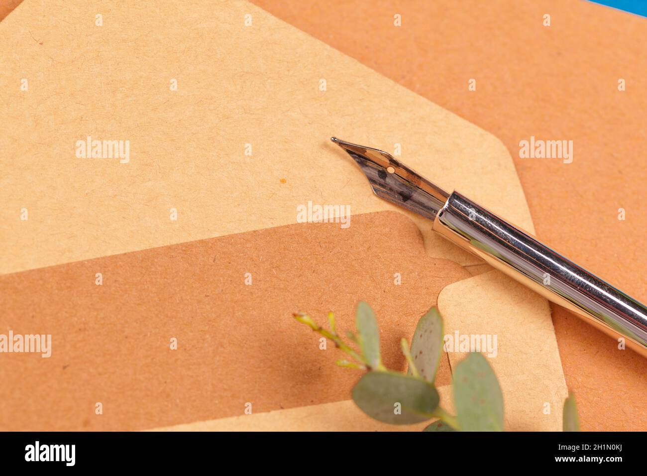 Craft paper letter with fountain pen close up Stock Photo - Alamy