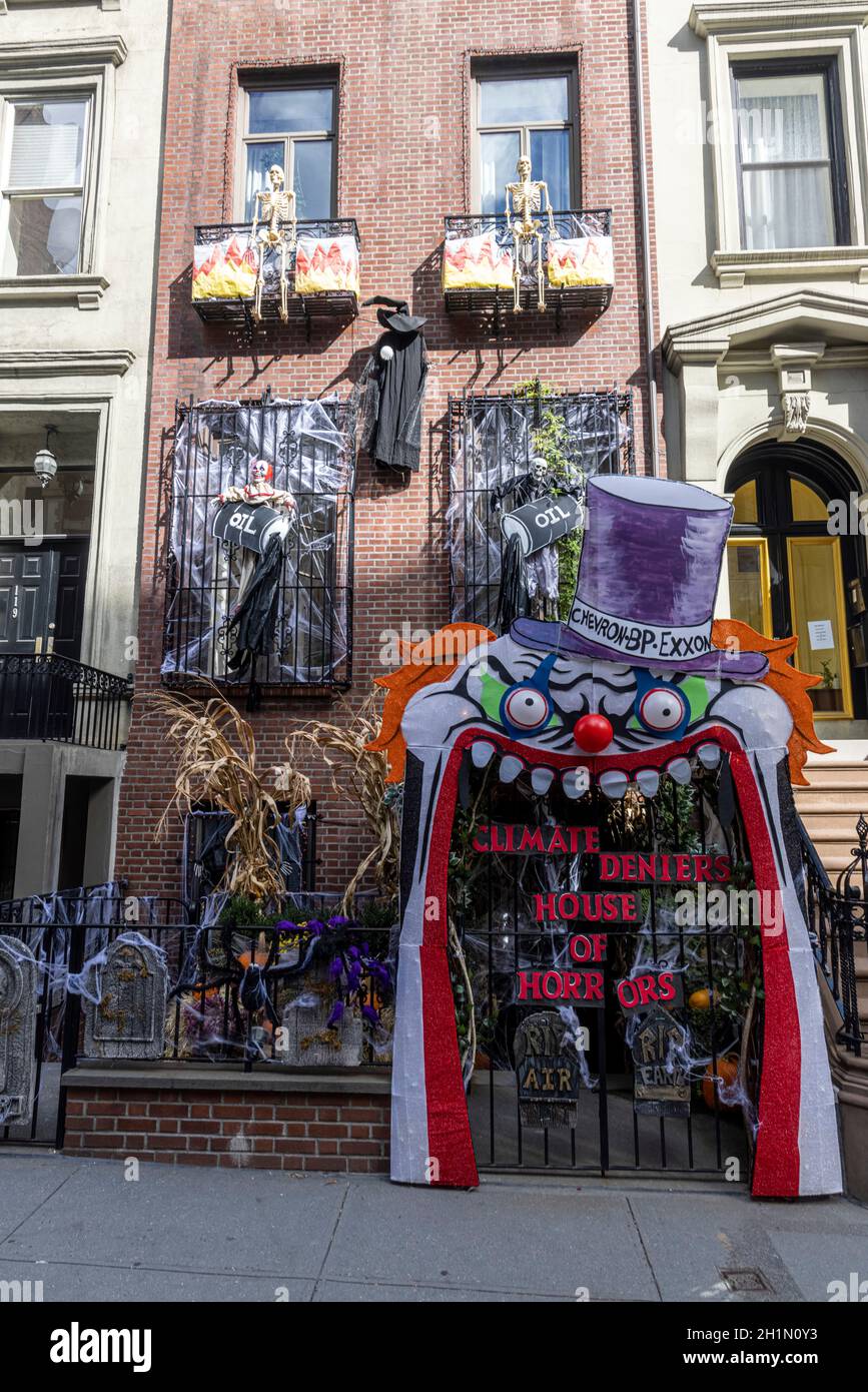 A townhouse with Halloween pumpkins and Halloween decorations in the ...