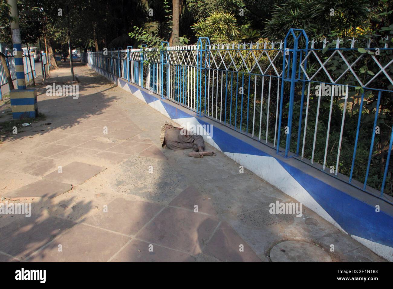 Homeless people sleeping on the footpath of Kolkata, India Stock Photo ...