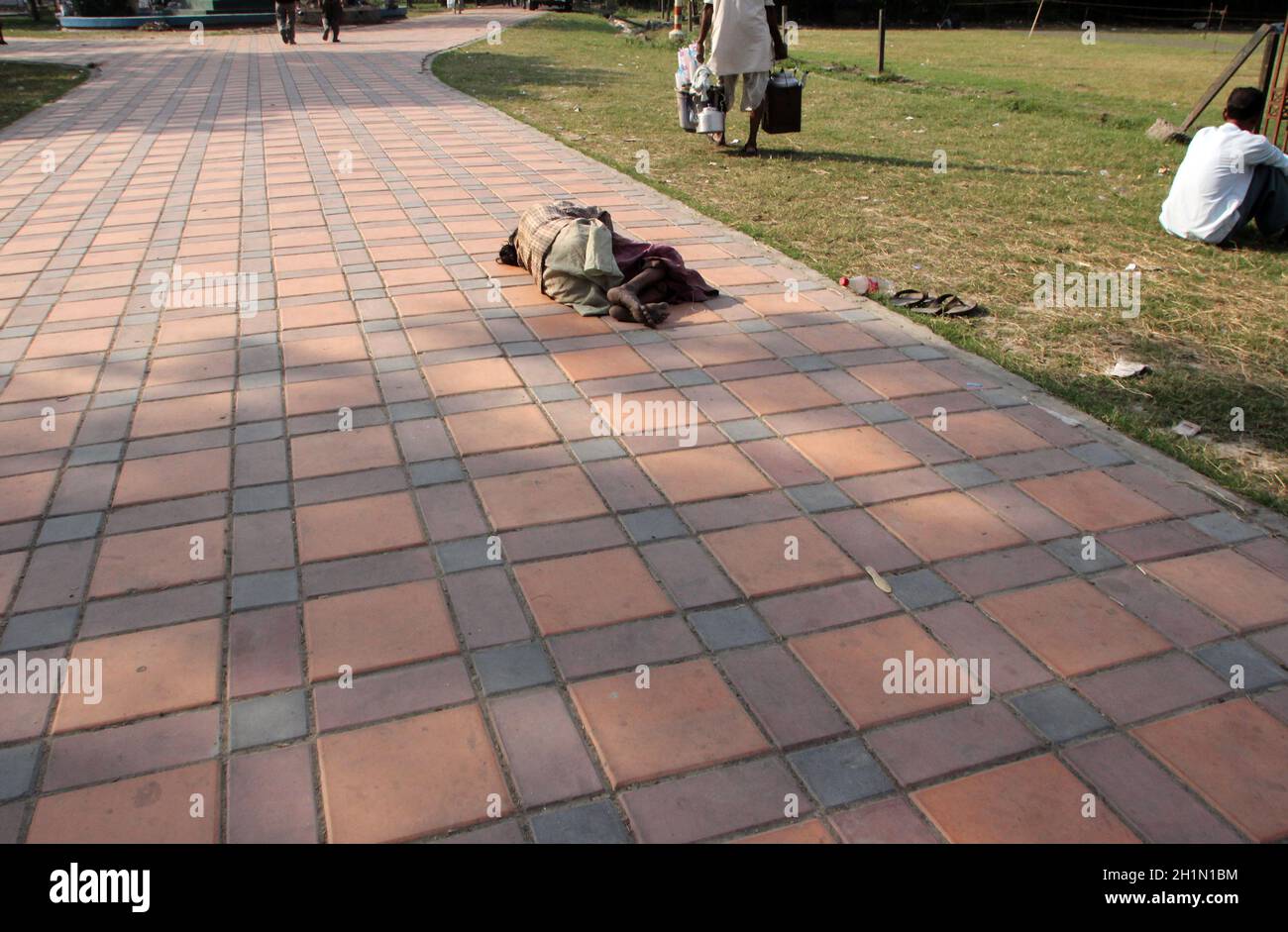 Homeless people sleeping on the footpath of Kolkata, India Stock Photo ...