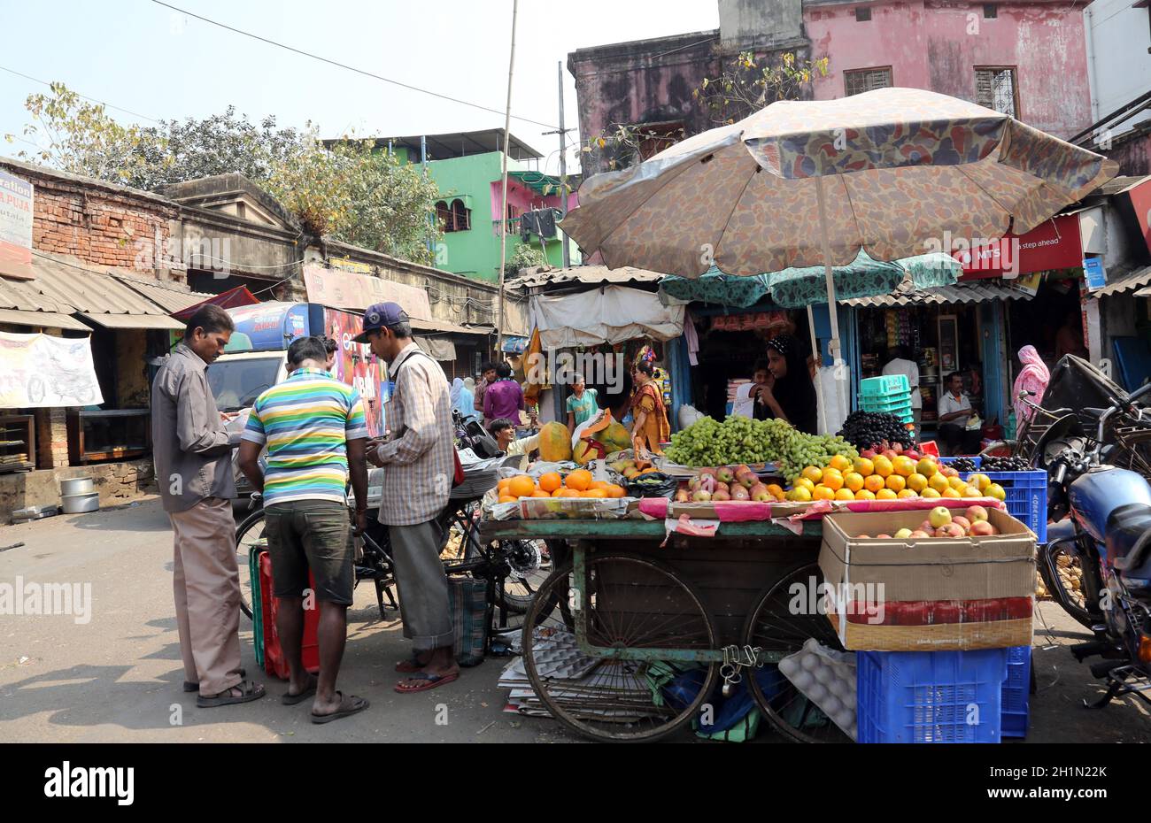 Street trader sell fruits outdoor in Kolkata India Stock Photo - Alamy