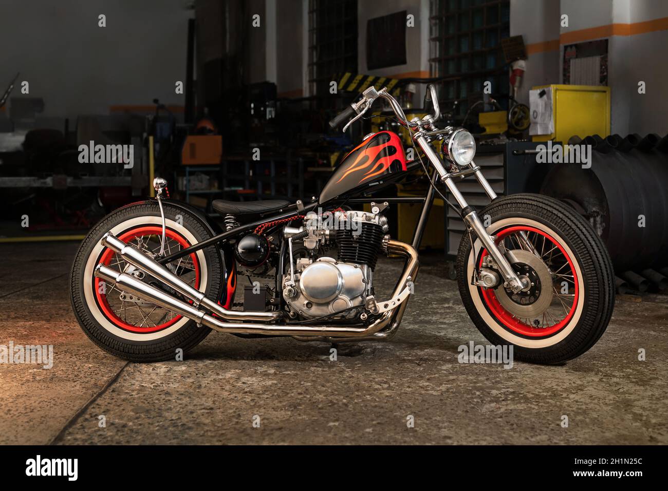 Old fashioned garage workshop hi-res stock photography and images - Alamy