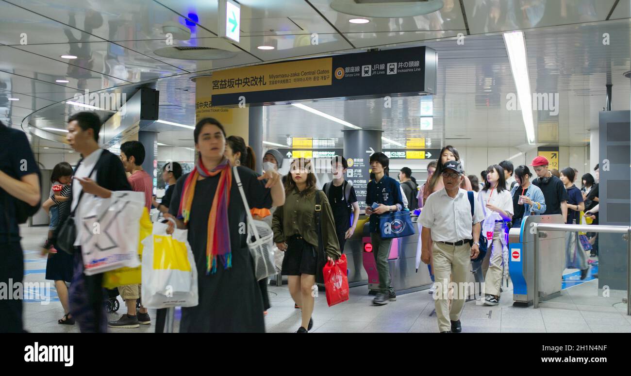 Tokyo subway platform crowd hi-res stock photography and images - Alamy