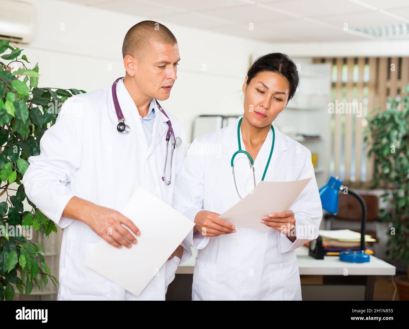 Doctors team consult hi-res stock photography and images - Alamy