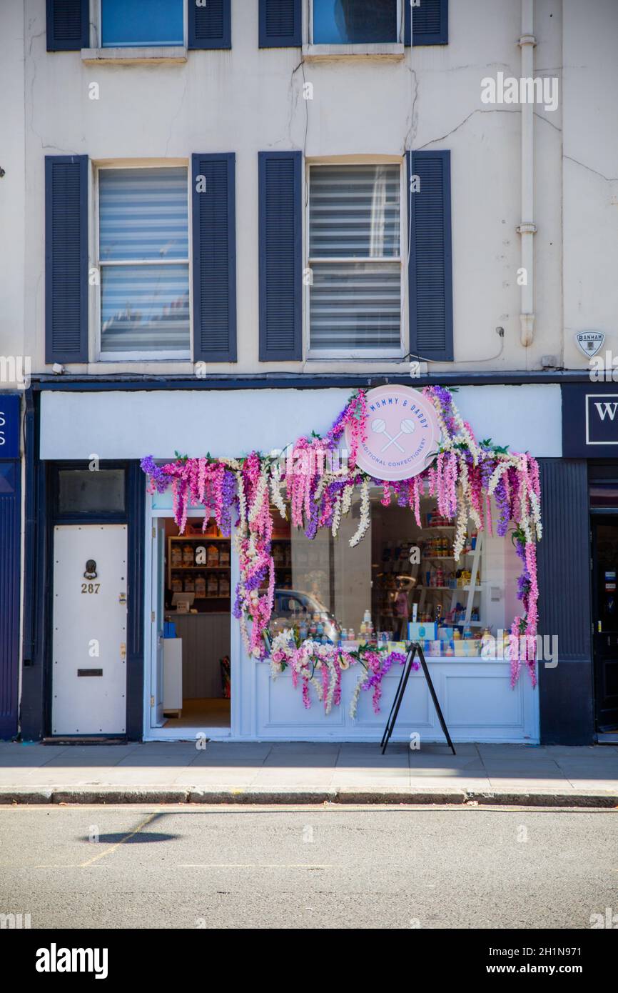 Exterior front of candy shop store hi-res stock photography and images ...