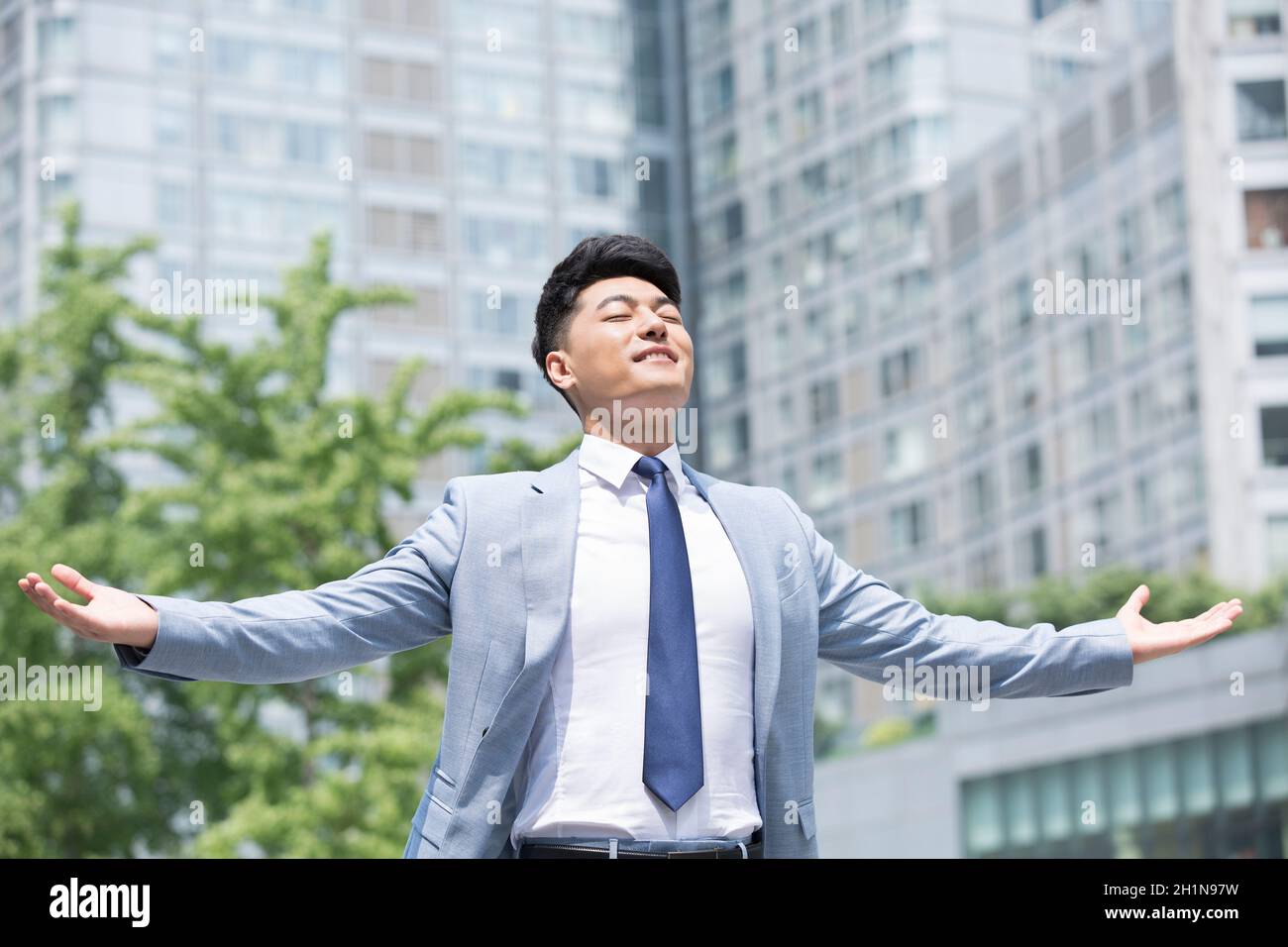 Confident businessman with open arms Stock Photo - Alamy