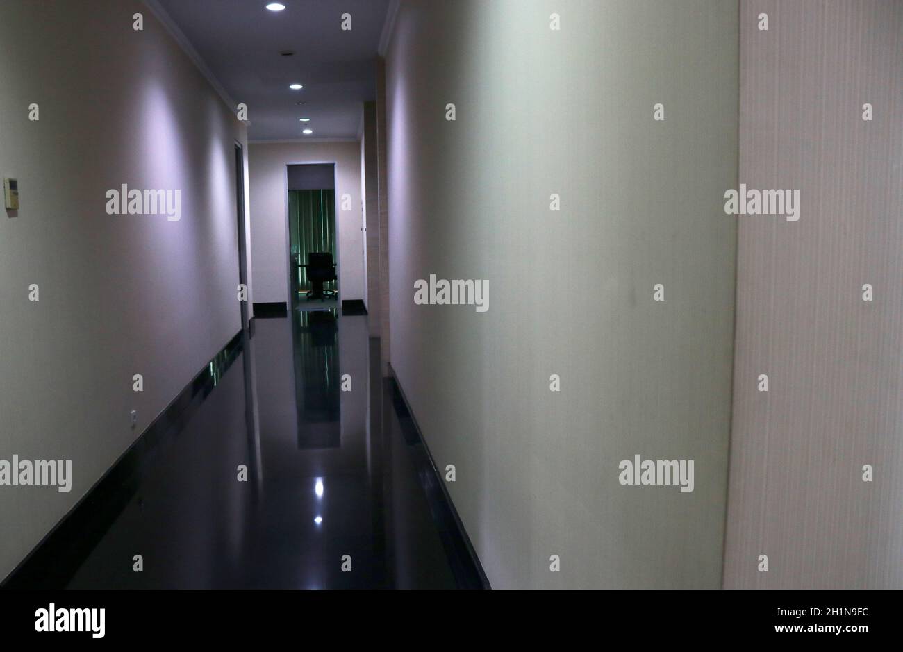 Clean room corridor hi-res stock photography and images - Alamy