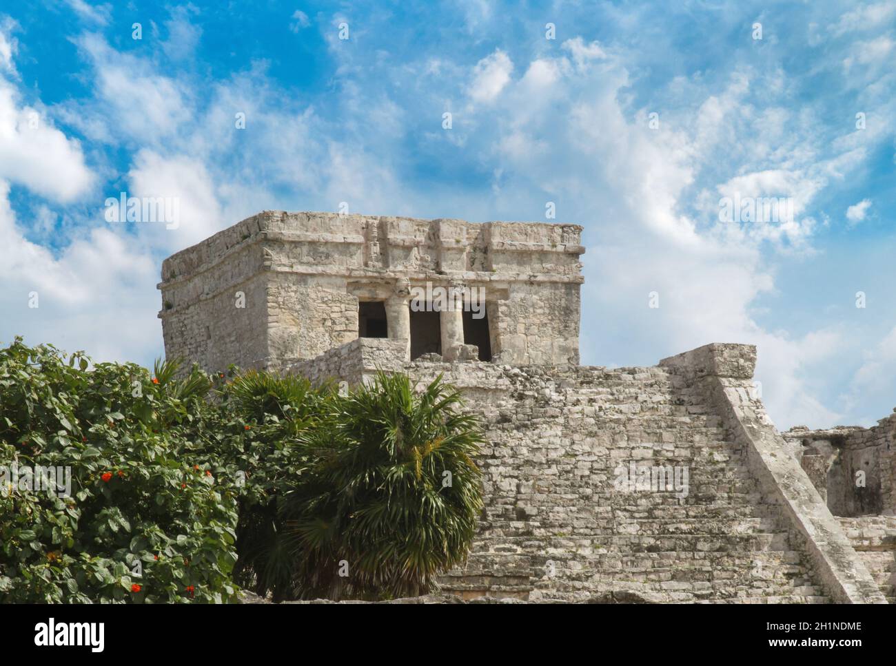 Zam the Mayan archaeological site of Tulum, on the Caribbean Sea Stock ...