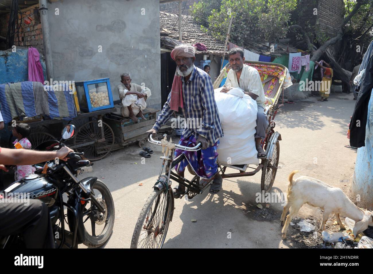 Kolkata rickshaw driver hi-res stock photography and images - Alamy