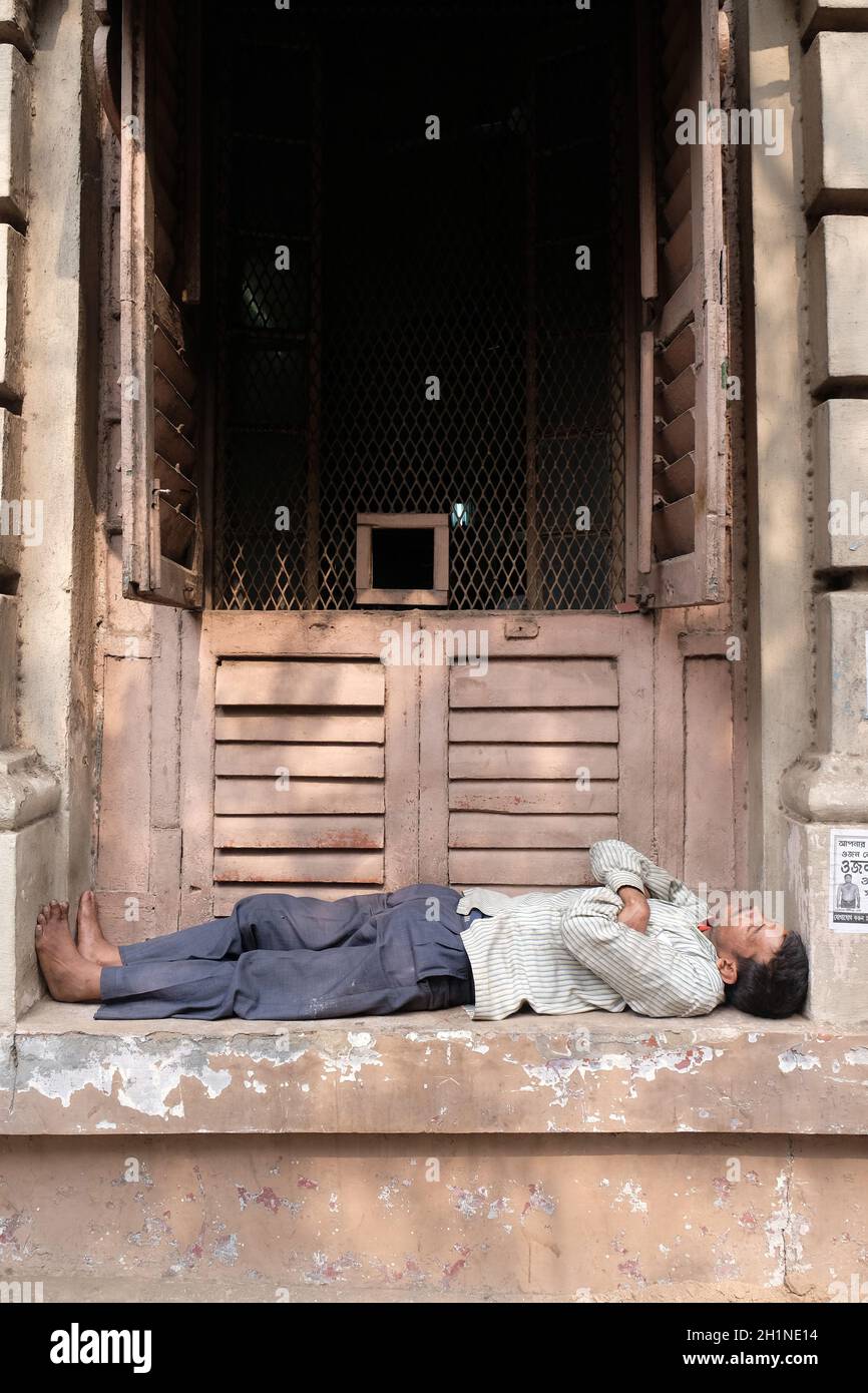 Homeless people sleeping on the footpath of Kolkata, India Stock Photo ...