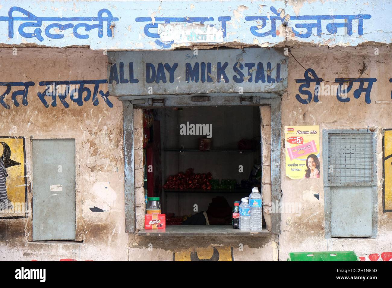 Day milk stall in Delhi, India Stock Photo - Alamy