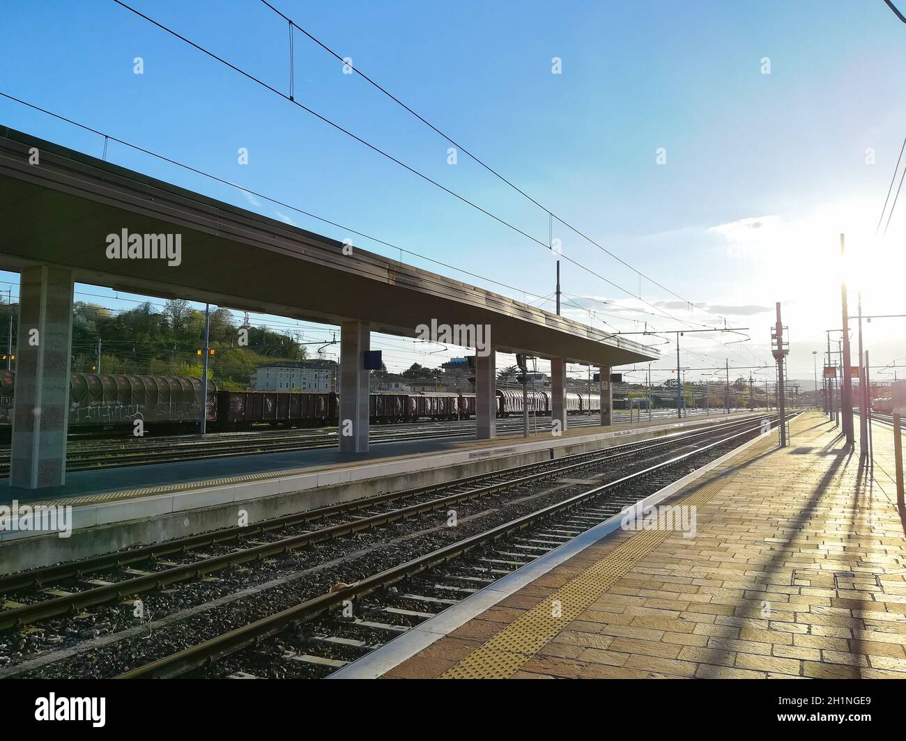 Train tracks perspective view. Transportation mode Stock Photo - Alamy