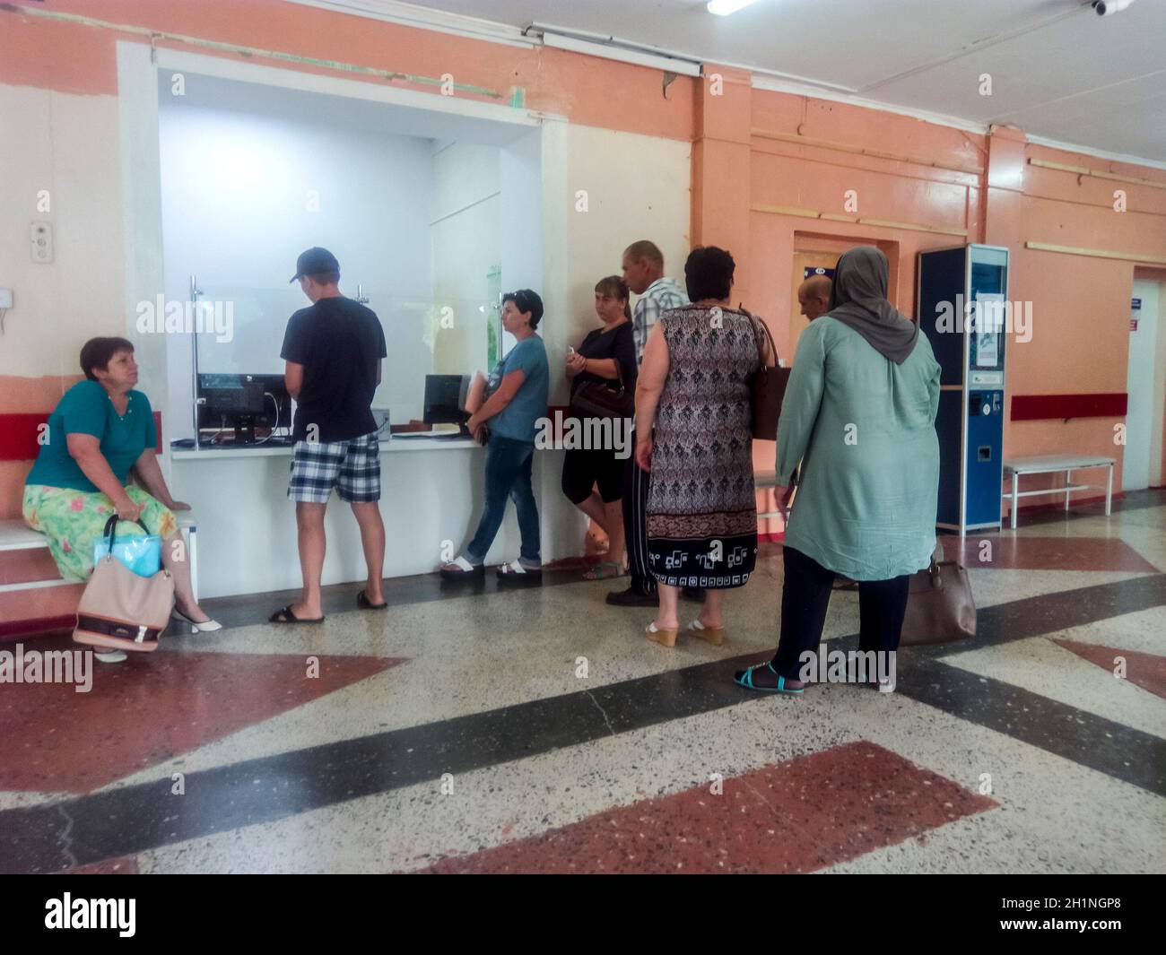 Long queue doctor clinic hi-res stock photography and images - Alamy