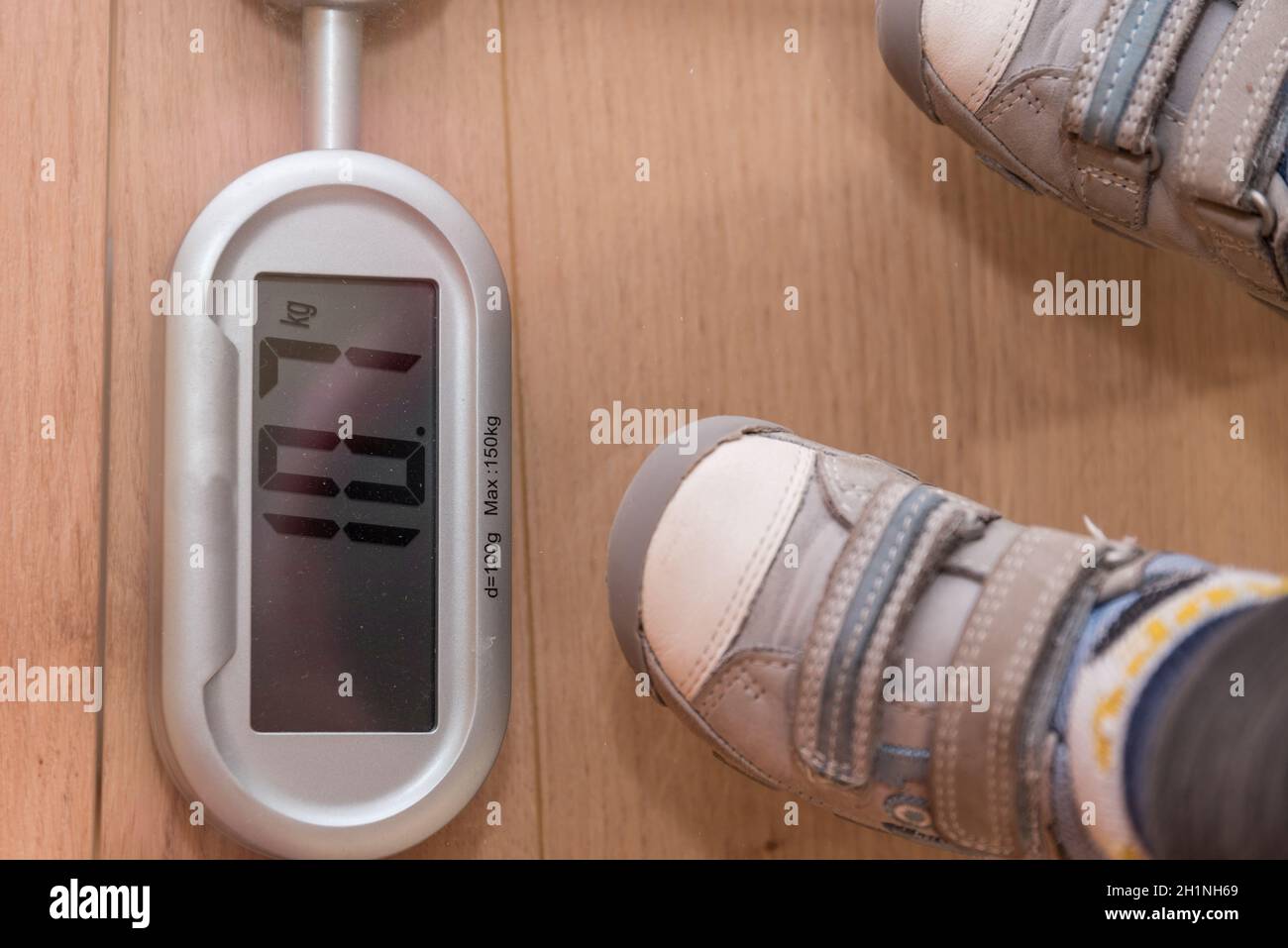 Child feet scale hi-res stock photography and images - Alamy
