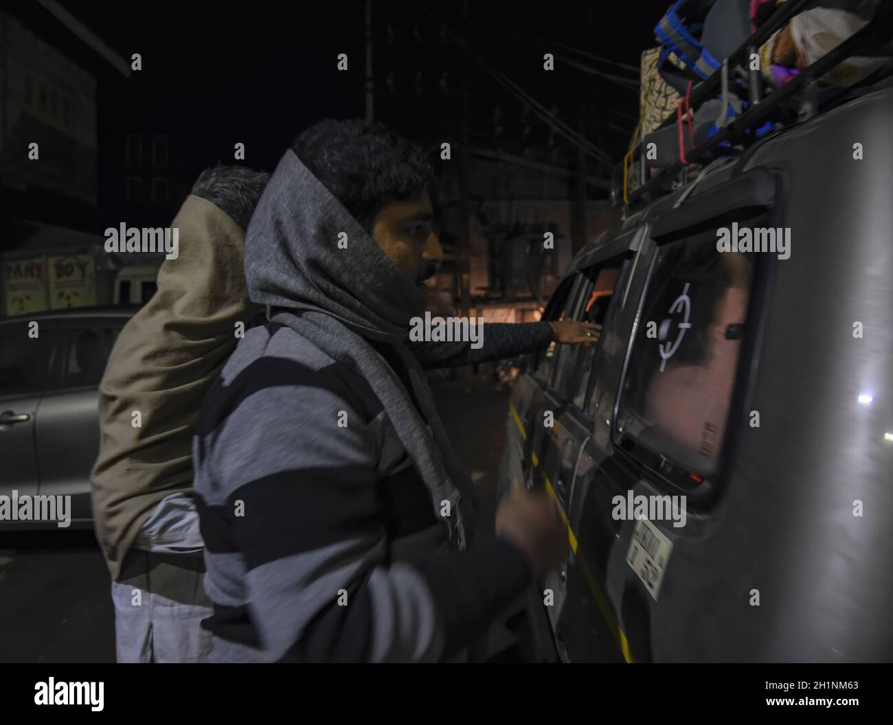 Srinagar, India. 18th Oct, 2021. Non local bihari workers shake hands ...