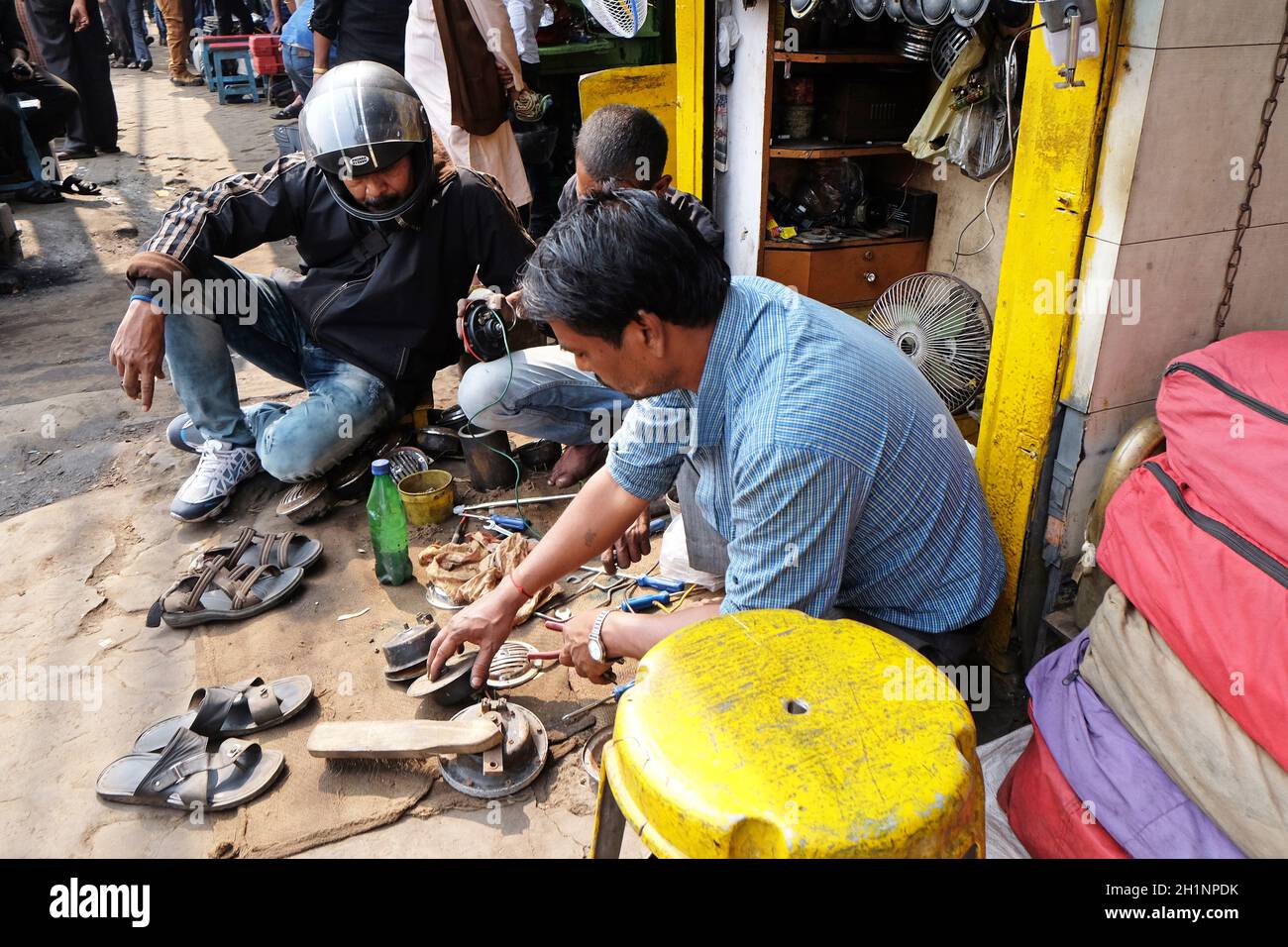 Auto mechanic india hi-res stock photography and images - Alamy