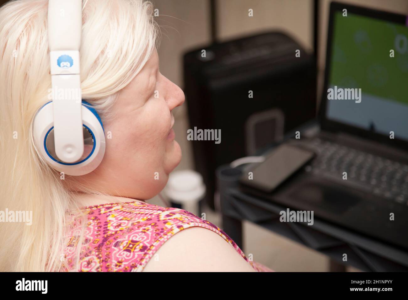 Blind girl computer hi-res stock photography and images - Alamy