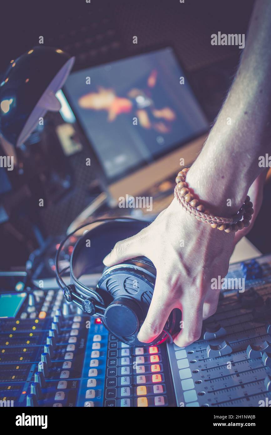 Recording studio headphones hi-res stock photography and images - Alamy