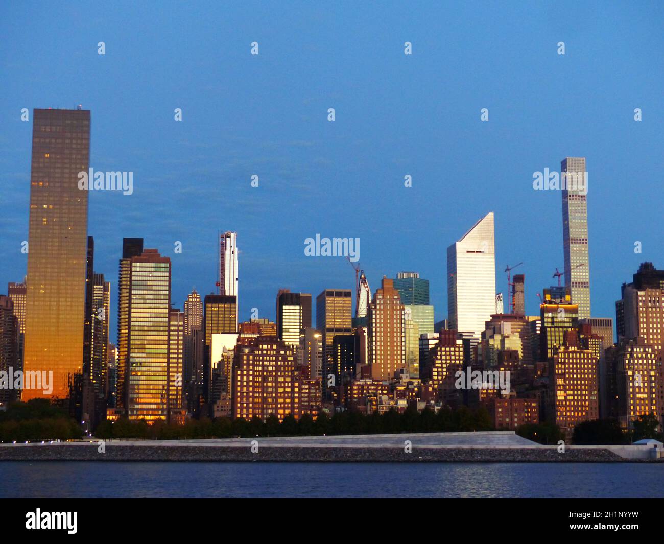 New York City skyline with Trump World Tower Designed by the architect ...