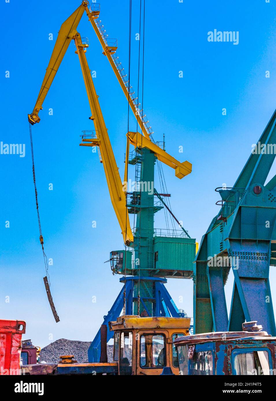 Scrap metal crane with a lot of metal in seaport Stock Photo - Alamy