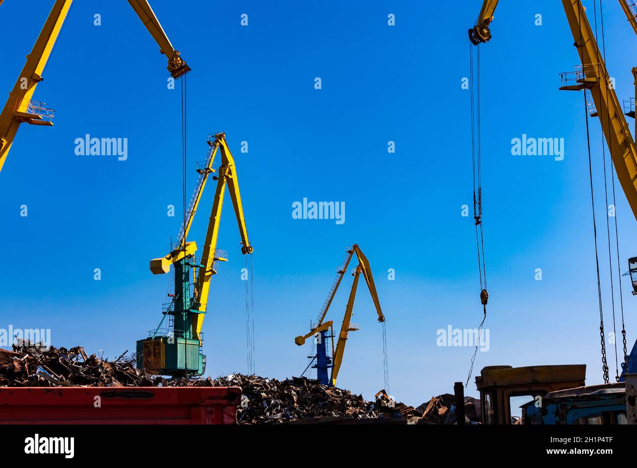 Scrap metal crane with a lot of metal in seaport Stock Photo - Alamy