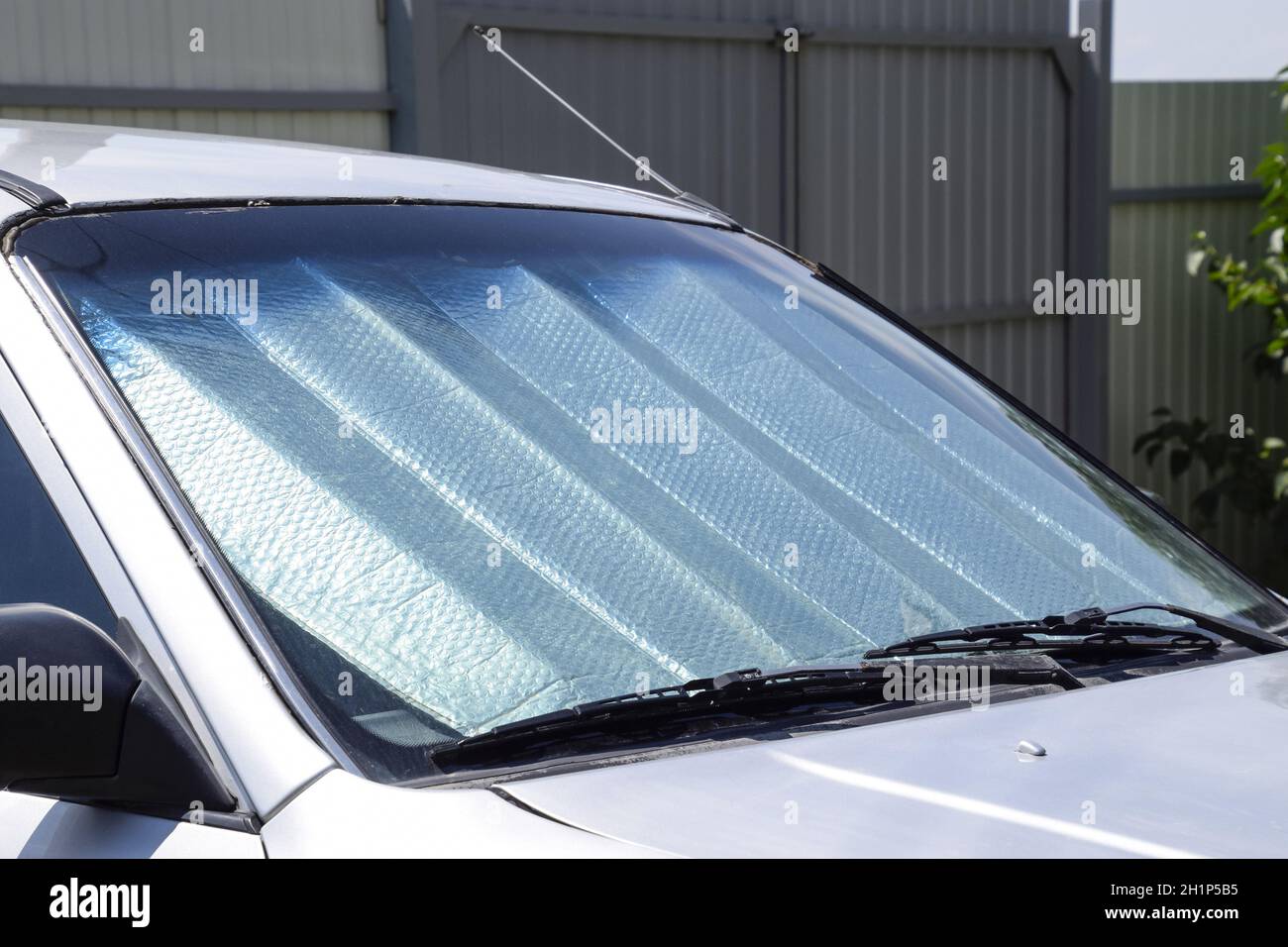 Sun Reflector windscreen. Protection of the car panel from direct ...