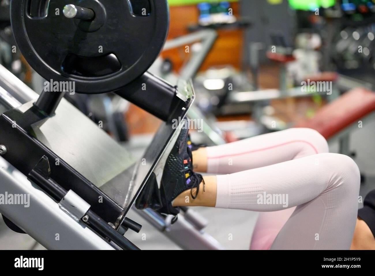 Female bodybuilder flexing muscles hi-res stock photography and images ...