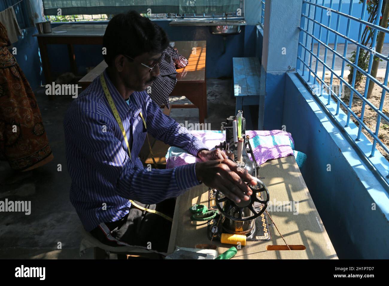 Indian man old sewing machine hi-res stock photography and images - Alamy