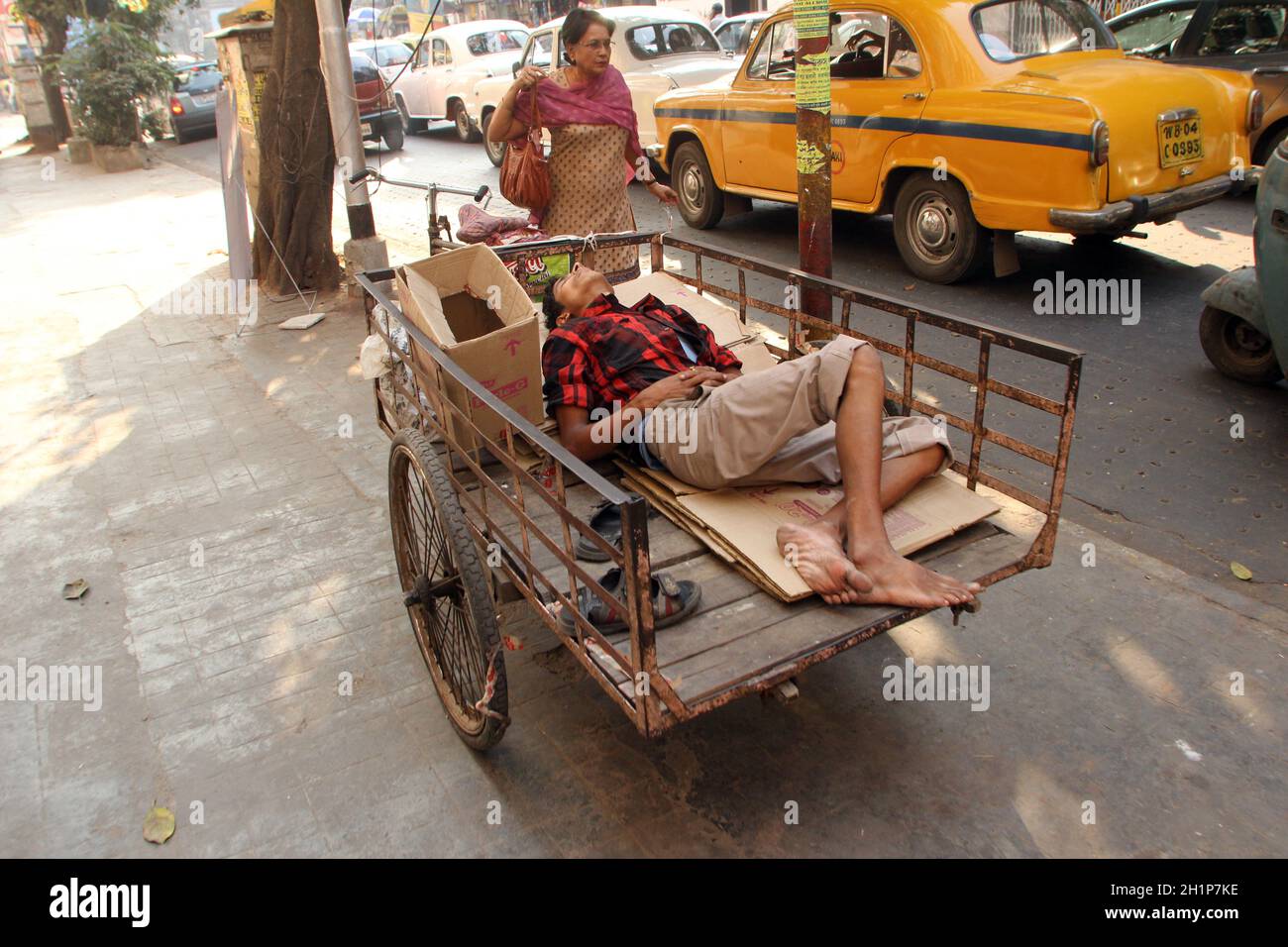 Homeless people sleeping on the footpath of Kolkata, India Stock Photo ...