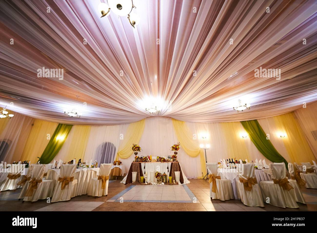 Empty banquet hall, ready to host the celebration Stock Photo - Alamy