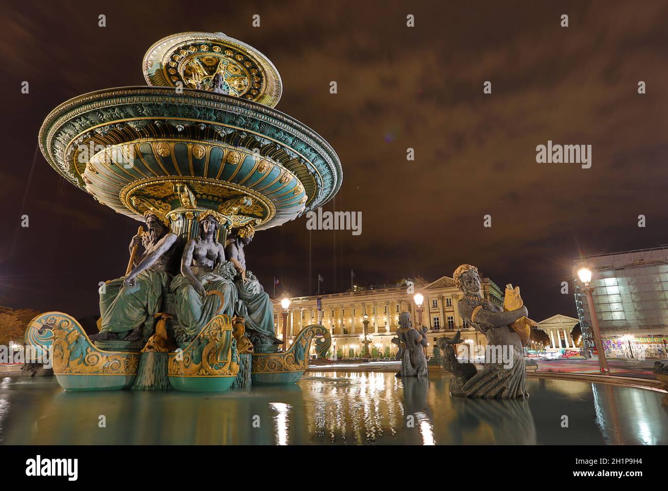 Typical french fountain in the place de la concorde Stock Photo - Alamy