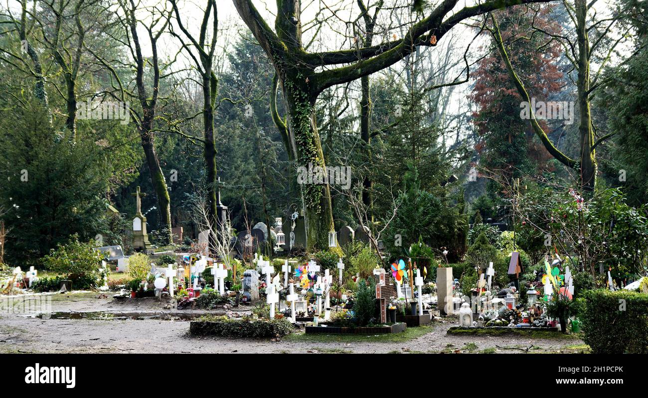 Children's graves hi-res stock photography and images - Alamy