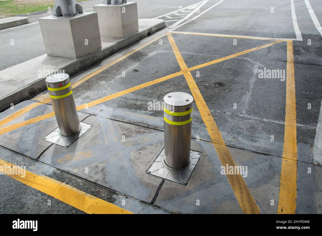 Retractable bollards hi-res stock photography and images - Alamy