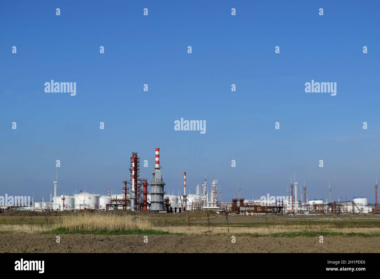 Crude oil refinery distillation column hi-res stock photography and ...