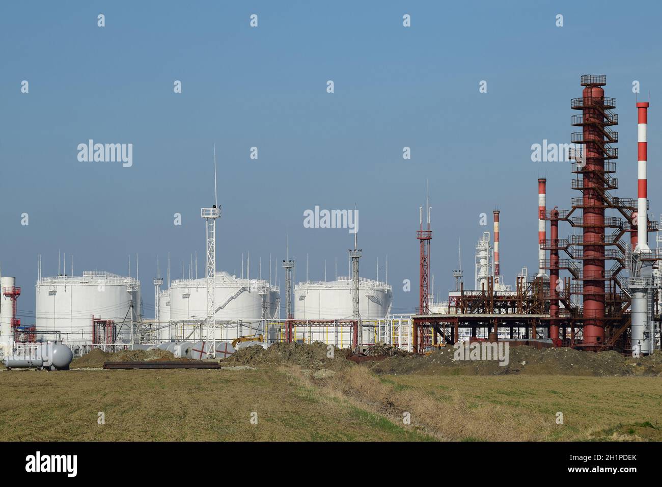Crude oil refinery distillation column hi-res stock photography and ...