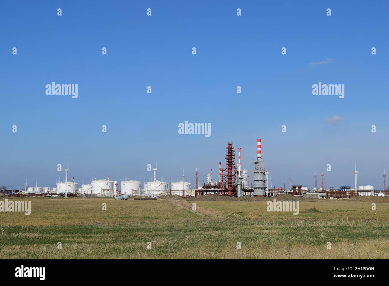 Crude oil refinery distillation column hi-res stock photography and ...