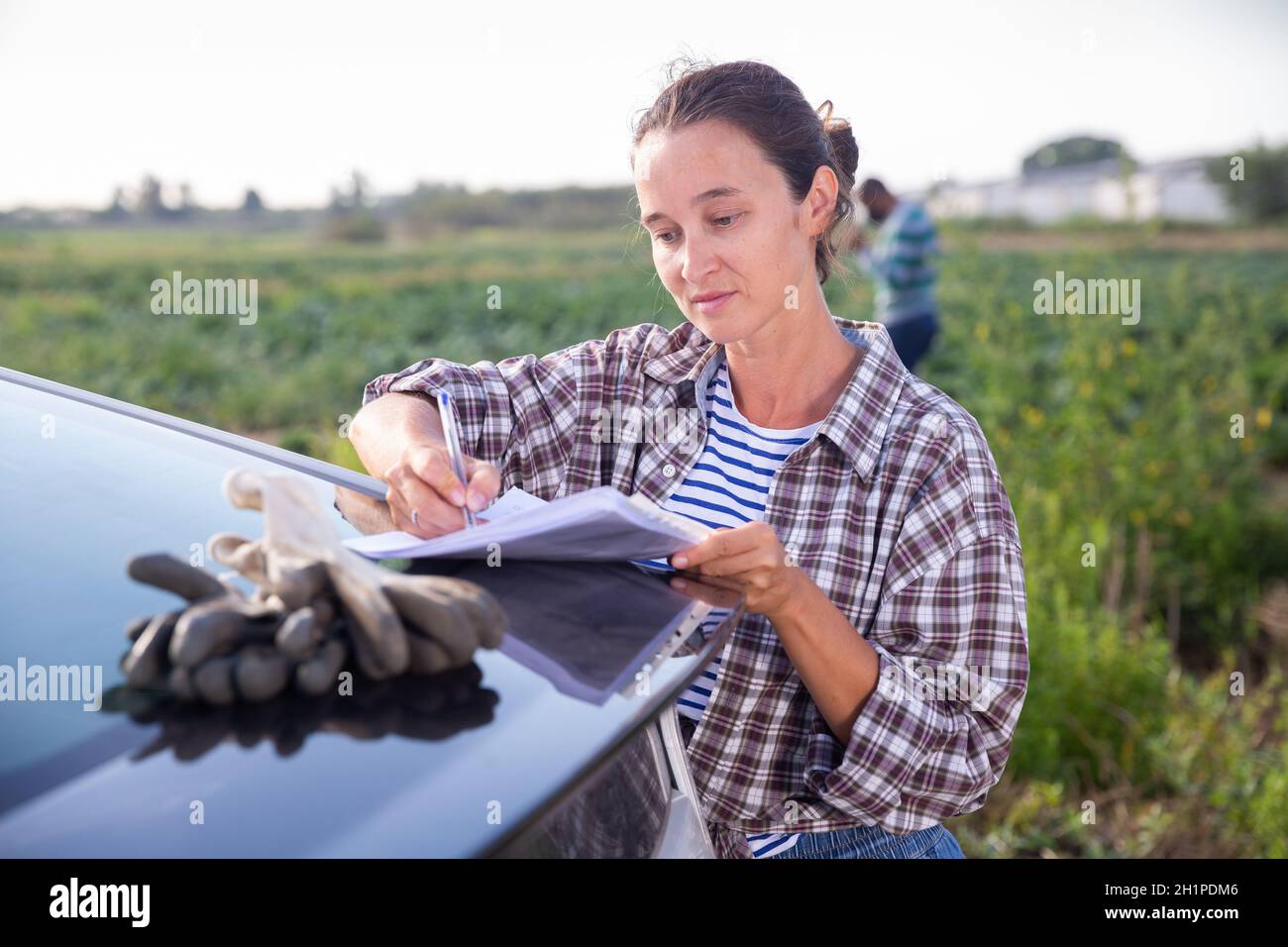 Signing contract farm hi-res stock photography and images - Alamy