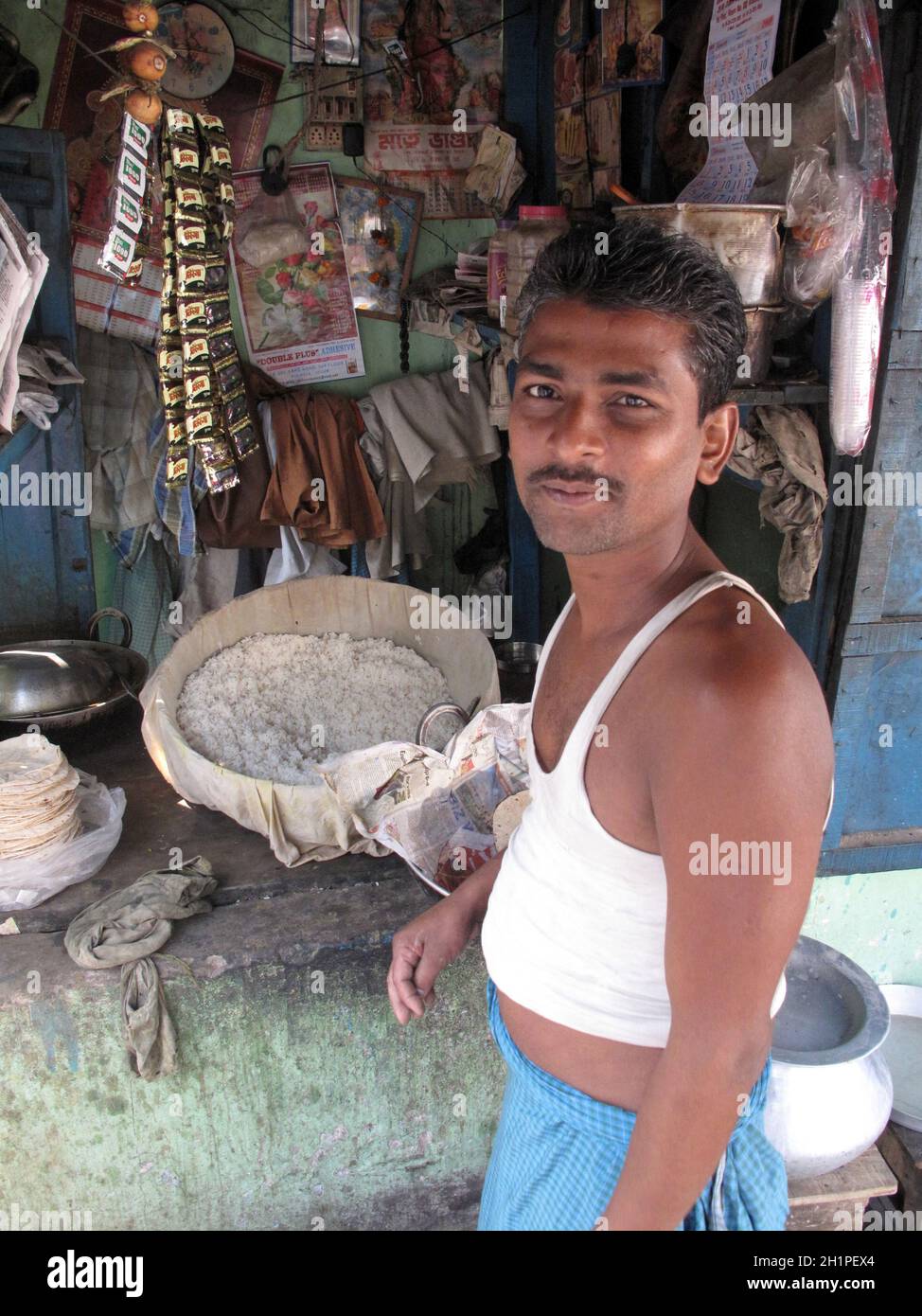 Man cooking on the street in the Chowringhee area of Kolkata, West ...