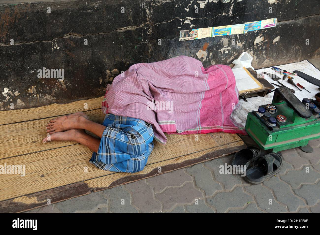 Homeless people sleeping on the footpath of Kolkata Stock Photo - Alamy